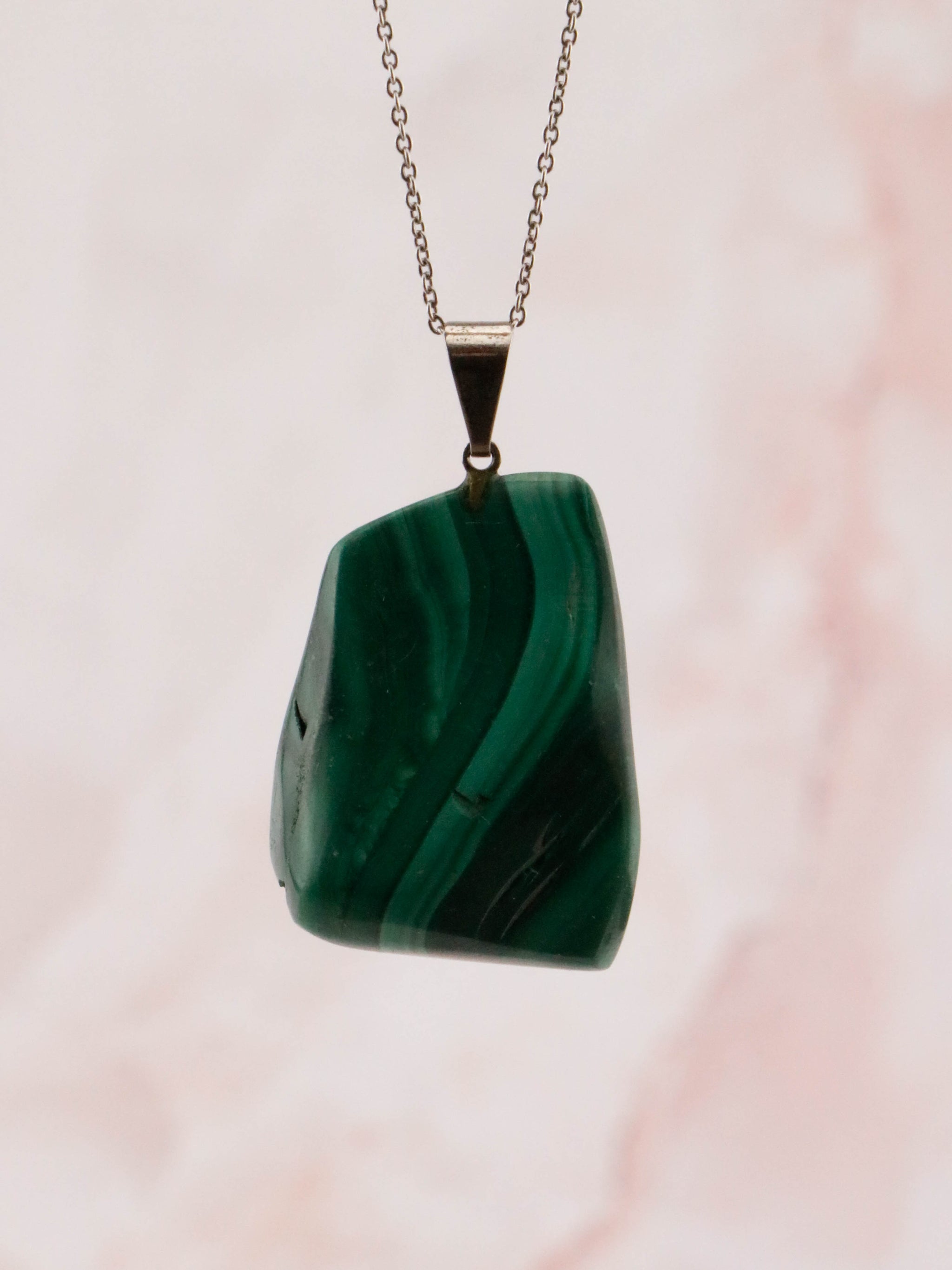 Poleret Malakit Vedhæng - CuriousCompassion.dk